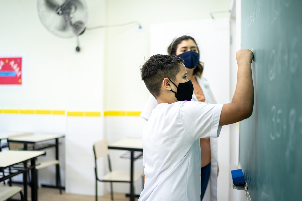 O que significa considerar a educação um serviço essencial no contexto ...